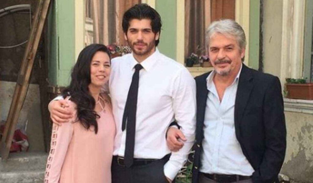 Can Yaman, chi sono i genitori Güven e Güldem: "Vengo da una famiglia ...