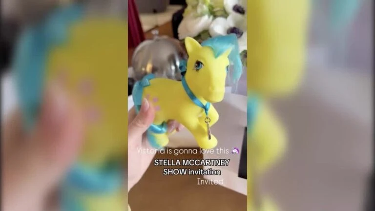 Il My Little Pony di Stella McCartney è l’invito più virale della Paris ...