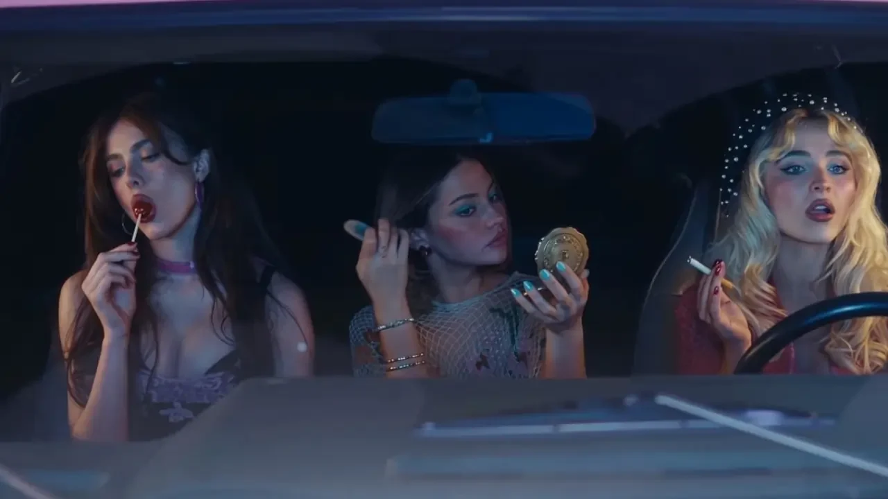 Sabrina Carpenter recluta Madelyn Cline e Margaret Qualley per il video ...